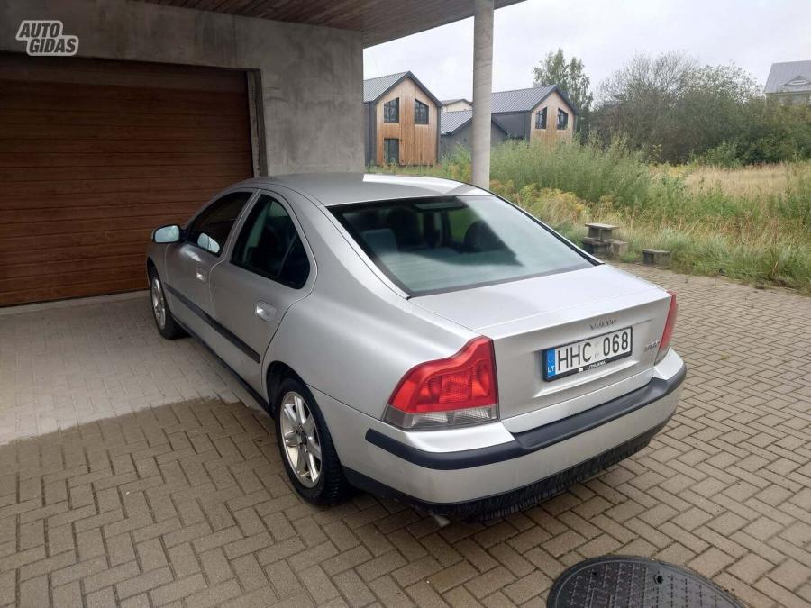 Volvo S60 2003 in Vilnius, with an engine capacity of 2.40 L and mileage of 380 thousand km for 1100 €, photo 3 on AUTOMOTO.COM.LV