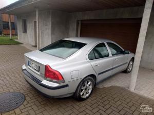 Volvo S60 2003 in Vilnius, with an engine capacity of 2.40 L and mileage of 380 thousand km for 1100 €, photo 4 on AUTOMOTO.COM.LV
