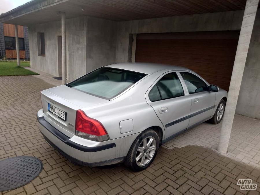 Volvo S60 2003 in Vilnius, with an engine capacity of 2.40 L and mileage of 380 thousand km for 1100 €, photo 4 on AUTOMOTO.COM.LV