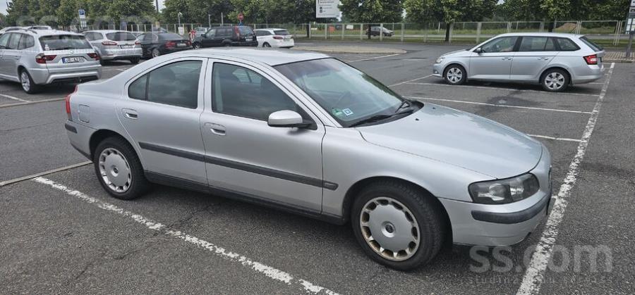 Volvo S60 2004 in Riga, with an engine capacity of 2.40 L and mileage of 200 thousand km for 1900 €, photo 3 on AUTOMOTO.COM.LV