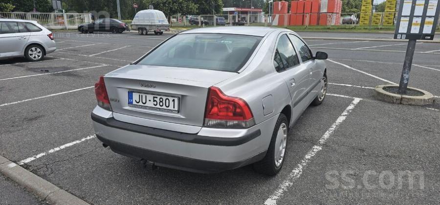 Volvo S60 2004 in Riga, with an engine capacity of 2.40 L and mileage of 200 thousand km for 1900 €, photo 4 on AUTOMOTO.COM.LV