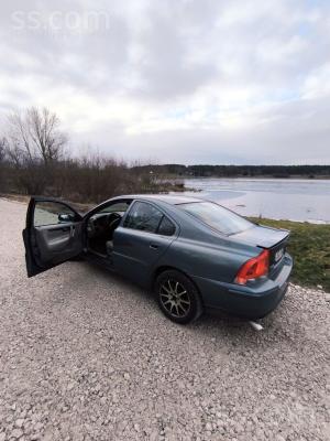 Volvo S60 2004 in Riga, with an engine capacity of 2.50 L and mileage of 328 thousand km for 2150 €, photo 3 on AUTOMOTO.COM.LV