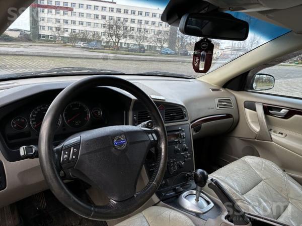 Volvo S60 2004 in Ventspils, with an engine capacity of 2.40 L and mileage of 384 thousand km for 1200 €, photo 5 on AUTOMOTO.COM.LV