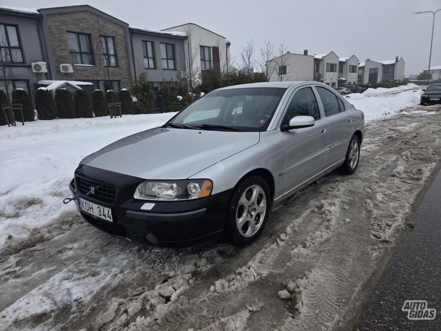 Volvo S60 2004 Viļņa, ar dzinēja tilpumu 2.40 L un nobraukumu 300 tūkst. km par 950 €, foto 1 vietnē AUTOMOTO.COM.LV
