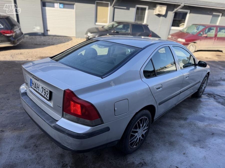 Volvo S60 2004 in Utena, with an engine capacity of 2.40 L and mileage of 349 thousand km for 1350 €, photo 5 on AUTOMOTO.COM.LV
