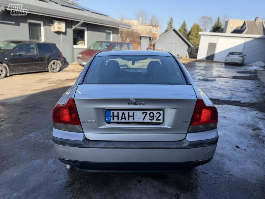 Volvo S60 2004 in Utena, with an engine capacity of 2.40 L and mileage of 349 thousand km for 1350 €, photo 6 on AUTOMOTO.COM.LV