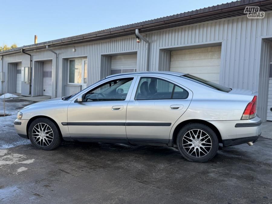 Volvo S60 2004 in Utena, with an engine capacity of 2.40 L and mileage of 349 thousand km for 1350 €, photo 8 on AUTOMOTO.COM.LV