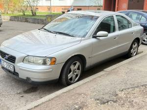 Volvo S60 2004 Rīga, ar dzinēja tilpumu 2.40 L un nobraukumu 352 tūkst. km par 1400 €, foto  vietnē AUTOMOTO.COM.LV