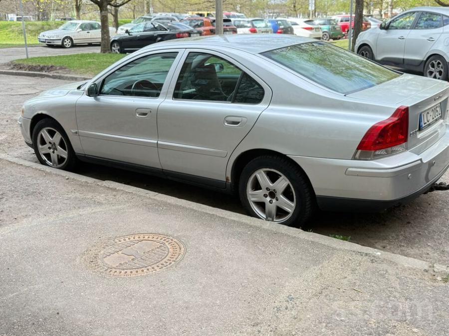 Volvo S60 2004 Rīga, ar dzinēja tilpumu 2.40 L un nobraukumu 352 tūkst. km par 1400 €, foto 4 vietnē AUTOMOTO.COM.LV