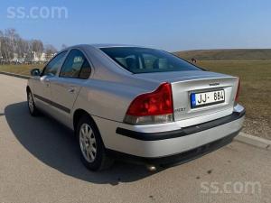 Volvo S60 2004 in Riga, with an engine capacity of 2.40 L and mileage of 264 thousand km for 2000 €, photo 4 on AUTOMOTO.COM.LV