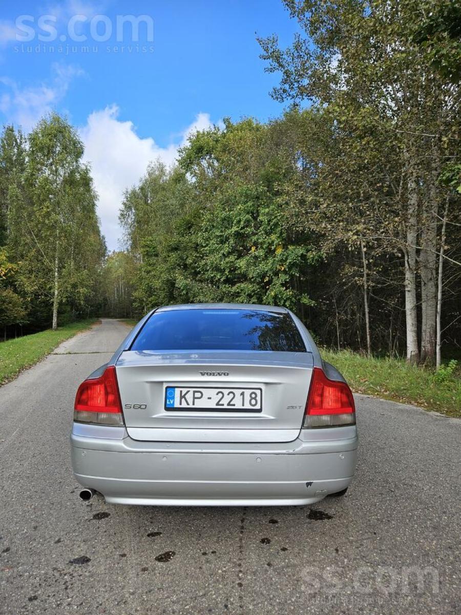 Volvo S60 2004 in Jekabpils, with an engine capacity of 2.50 L and mileage of 203 thousand km for 1100 €, photo 4 on AUTOMOTO.COM.LV