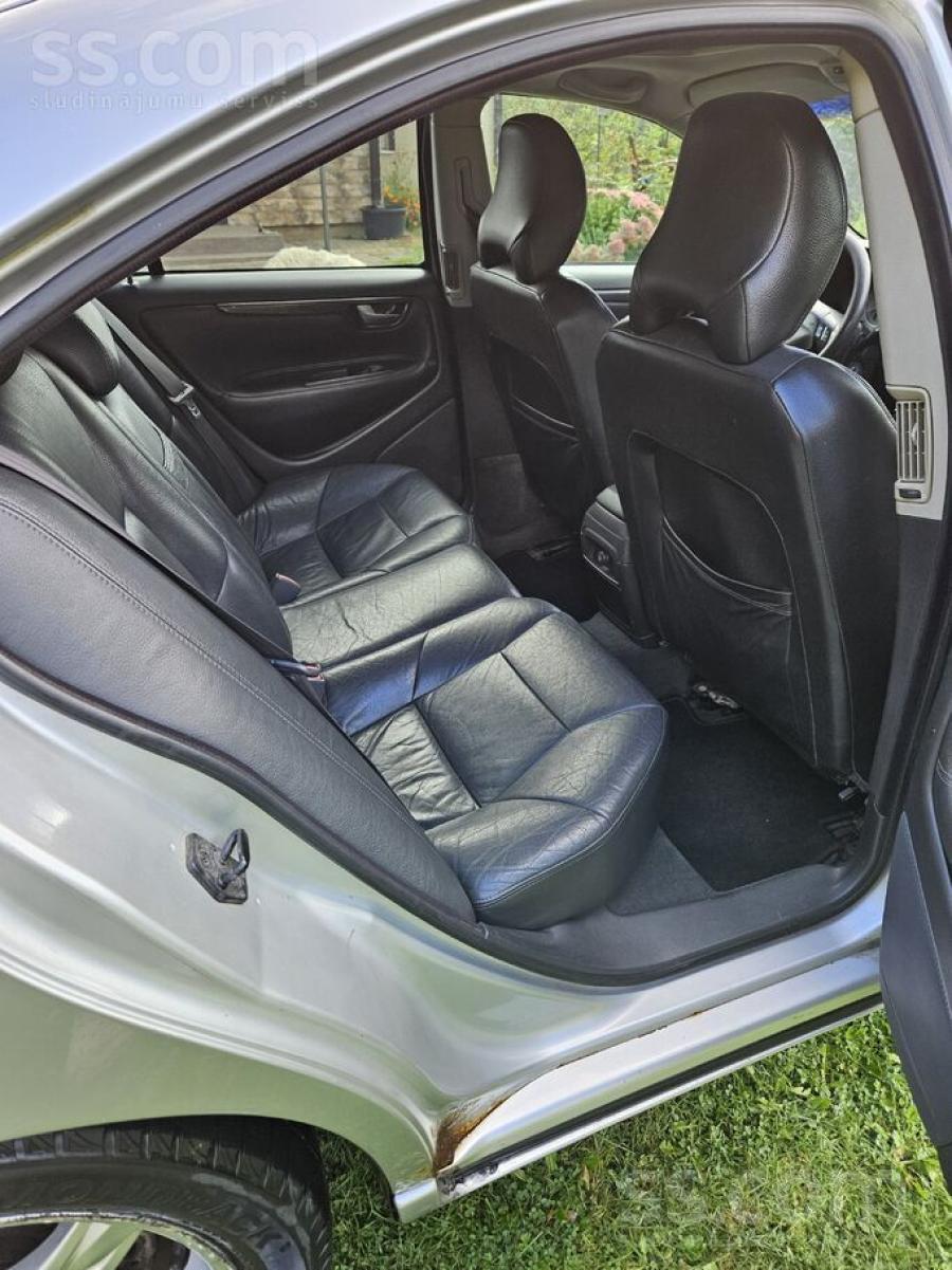 Volvo S60 2004 in Jekabpils, with an engine capacity of 2.50 L and mileage of 203 thousand km for 1100 €, photo 8 on AUTOMOTO.COM.LV