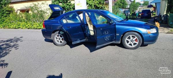 Volvo S60 2004 in Vilnius, with an engine capacity of 2.40 L and mileage of 399 thousand km for 1790 €, photo 8 on AUTOMOTO.COM.LV