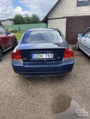 Volvo S60 2004 in Ukmerge, with an engine capacity of 2.40 L and mileage of 409 thousand km for 450 €, photo 3 on AUTOMOTO.COM.LV