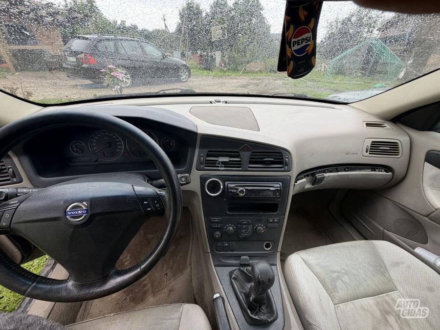 Volvo S60 2004 in Ukmerge, with an engine capacity of 2.40 L and mileage of 409 thousand km for 450 €, photo 7 on AUTOMOTO.COM.LV