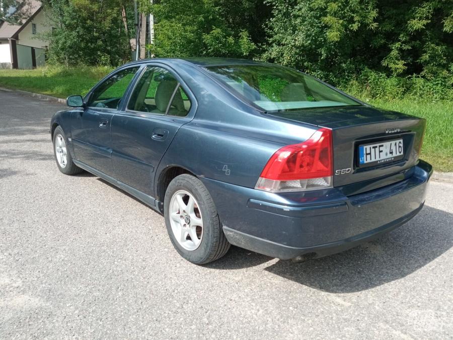 Volvo S60 2004 in Vilnius, with an engine capacity of 2.40 L and mileage of 410 thousand km for 1490 €, photo 6 on AUTOMOTO.COM.LV