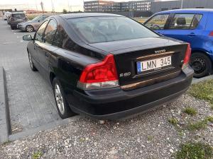 Volvo S60 2004 Viļņa, ar dzinēja tilpumu 2.40 L un nobraukumu 327 tūkst. km par 1300 €, foto 4 vietnē AUTOMOTO.COM.LV
