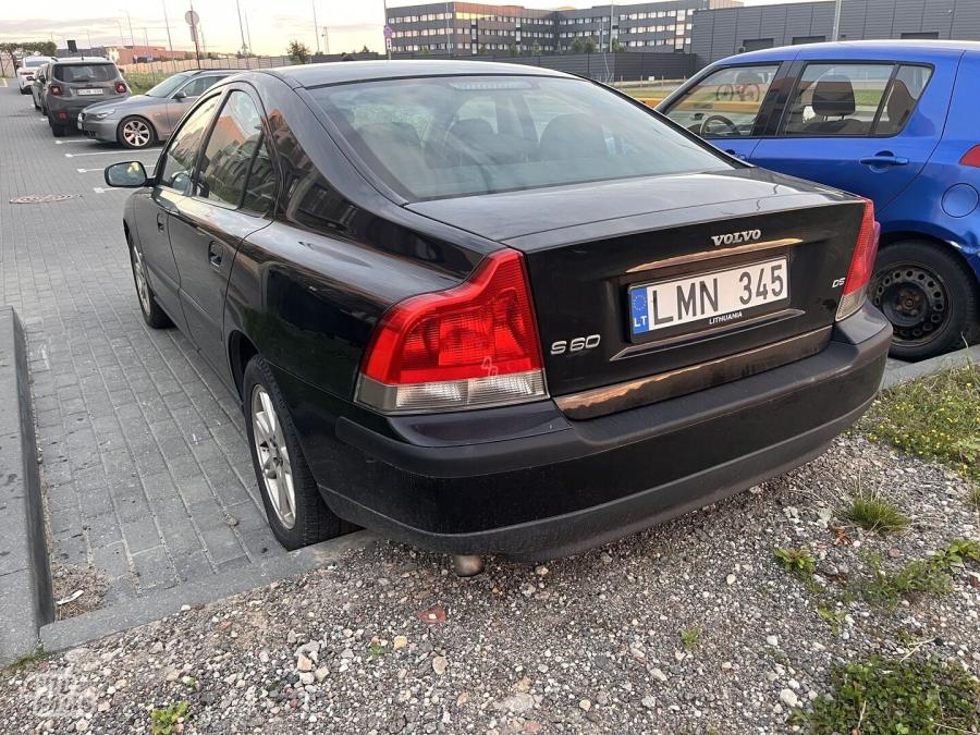 Volvo S60 2004 Viļņa, ar dzinēja tilpumu 2.40 L un nobraukumu 327 tūkst. km par 1300 €, foto 4 vietnē AUTOMOTO.COM.LV