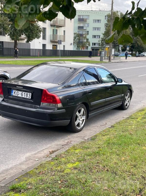 Volvo S60 2004 Rīga, ar dzinēja tilpumu 2.40 L un nobraukumu 309 tūkst. km par 1100 €, foto 1 vietnē AUTOMOTO.COM.LV