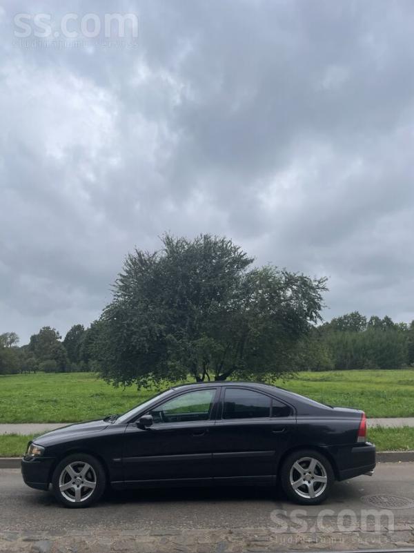 Volvo S60 2004 Rīga, ar dzinēja tilpumu 2.40 L un nobraukumu 309 tūkst. km par 1100 €, foto 3 vietnē AUTOMOTO.COM.LV