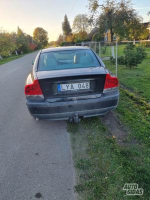Volvo S60 2004 Viļņa, ar dzinēja tilpumu 2.40 L un nobraukumu 1000 tūkst. km par 700 €, foto  vietnē AUTOMOTO.COM.LV