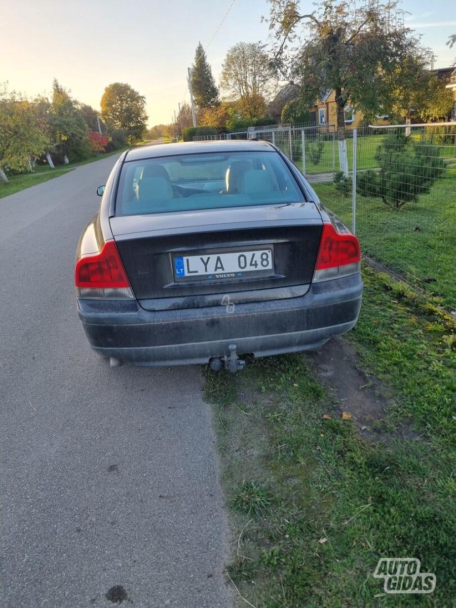 Volvo S60 2004 Viļņa, ar dzinēja tilpumu 2.40 L un nobraukumu 1000 tūkst. km par 700 €, foto 1 vietnē AUTOMOTO.COM.LV