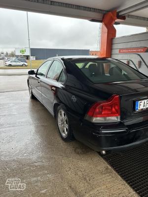 Volvo S60 2005 in Mazeikiai, with an engine capacity of 2.40 L and mileage of 384 thousand km for 500 €, photo 6 on AUTOMOTO.COM.LV