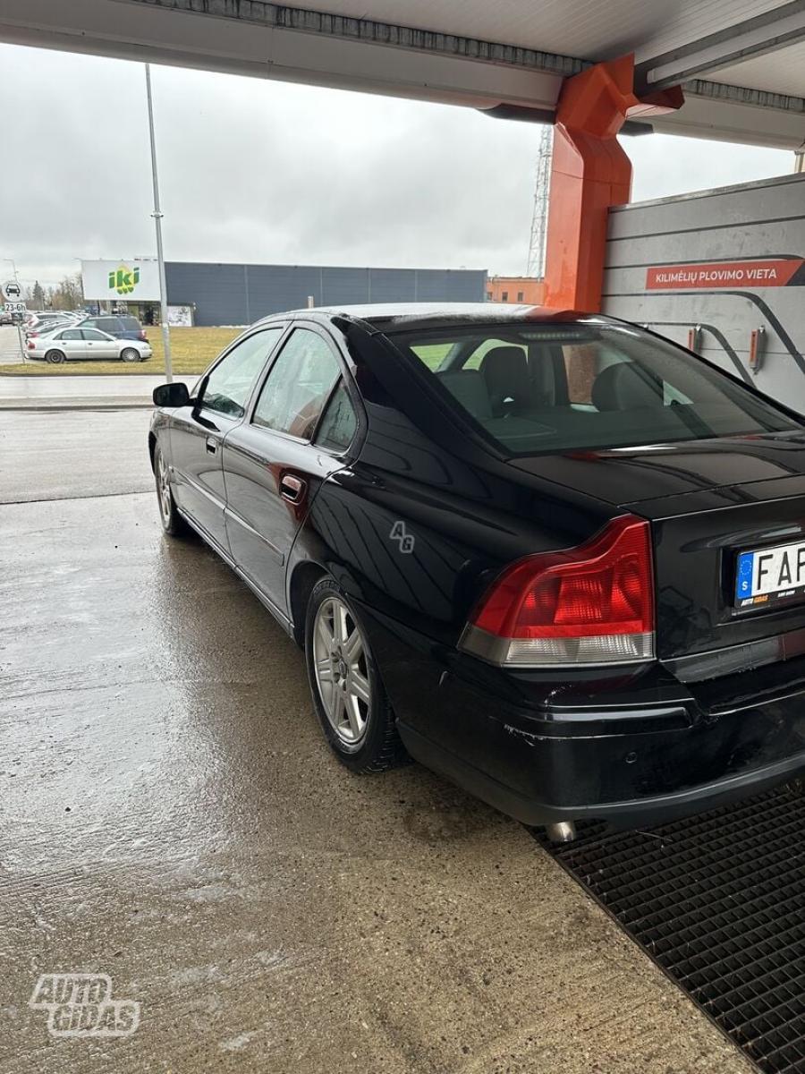 Volvo S60 2005 in Mazeikiai, with an engine capacity of 2.40 L and mileage of 384 thousand km for 500 €, photo 6 on AUTOMOTO.COM.LV