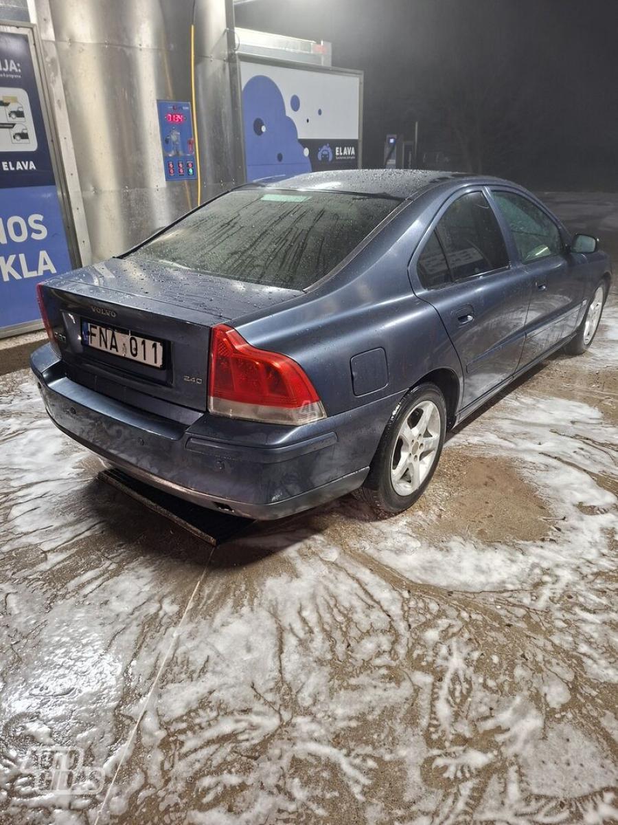 Volvo S60 2005 in Jurbarkas, with an engine capacity of 2.40 L and mileage of 316 thousand km for 1400 €, photo 3 on AUTOMOTO.COM.LV
