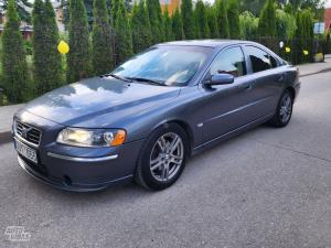 Volvo S60 2005 Viļņa, ar dzinēja tilpumu 2.40 L un nobraukumu 350 tūkst. km par 1350 €, foto  vietnē AUTOMOTO.COM.LV