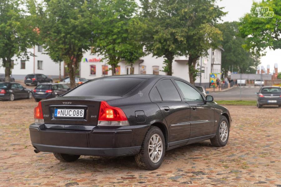 Volvo S60 2005 in Silute, with an engine capacity of 2.40 L and mileage of 426 thousand km for 1550 €, photo 5 on AUTOMOTO.COM.LV