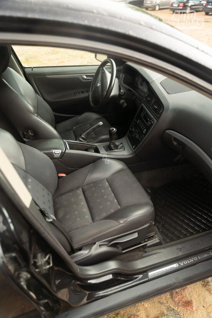 Volvo S60 2005 in Silute, with an engine capacity of 2.40 L and mileage of 426 thousand km for 1550 €, photo 13 on AUTOMOTO.COM.LV