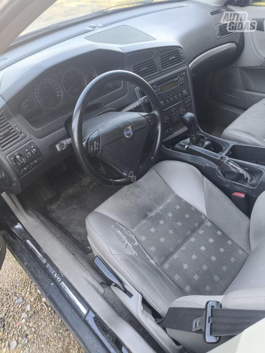 Volvo S60 2005 Viļņa, ar dzinēja tilpumu 2.40 L un nobraukumu 300 tūkst. km par 530 €, foto 9 vietnē AUTOMOTO.COM.LV
