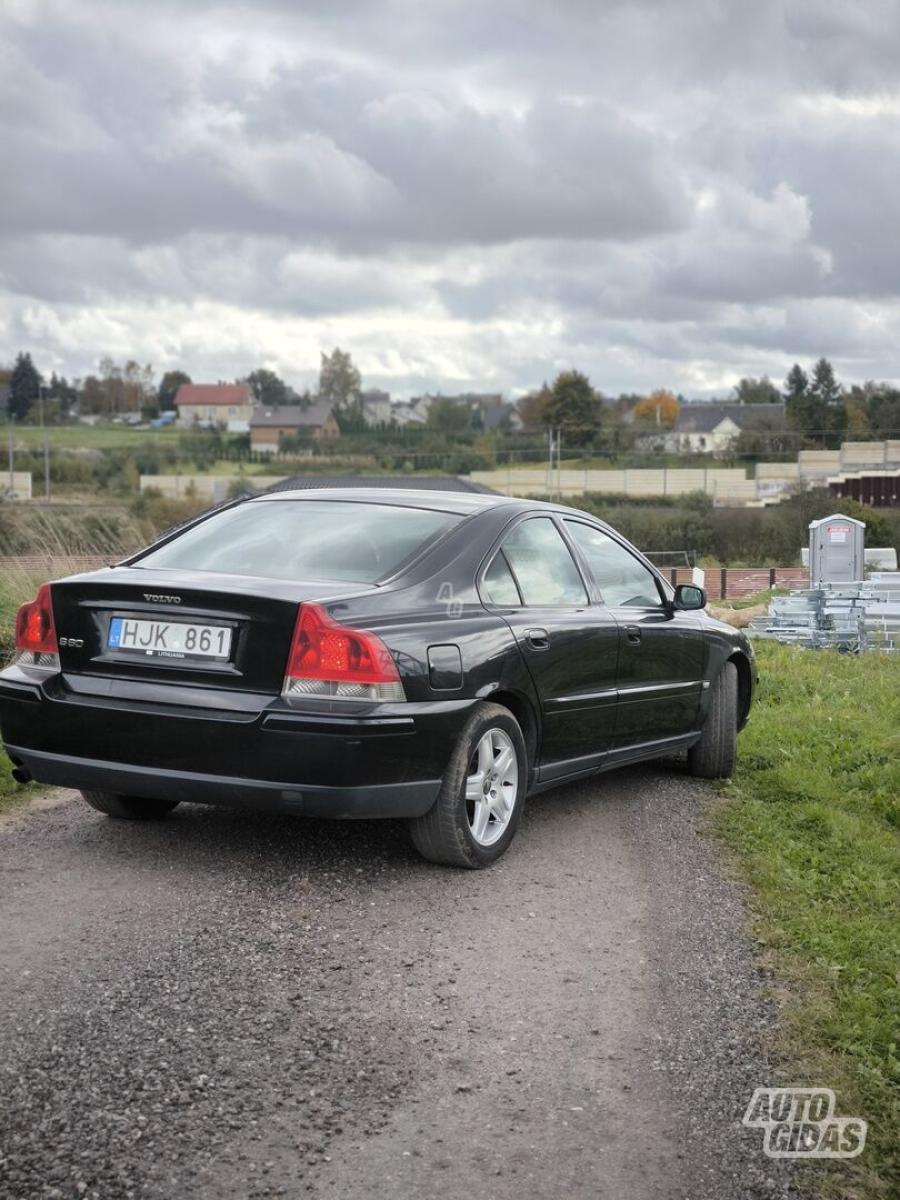 Volvo S60 2005 Viļņa, ar dzinēja tilpumu 2.40 L un nobraukumu 352 tūkst. km par 1200 €, foto 4 vietnē AUTOMOTO.COM.LV