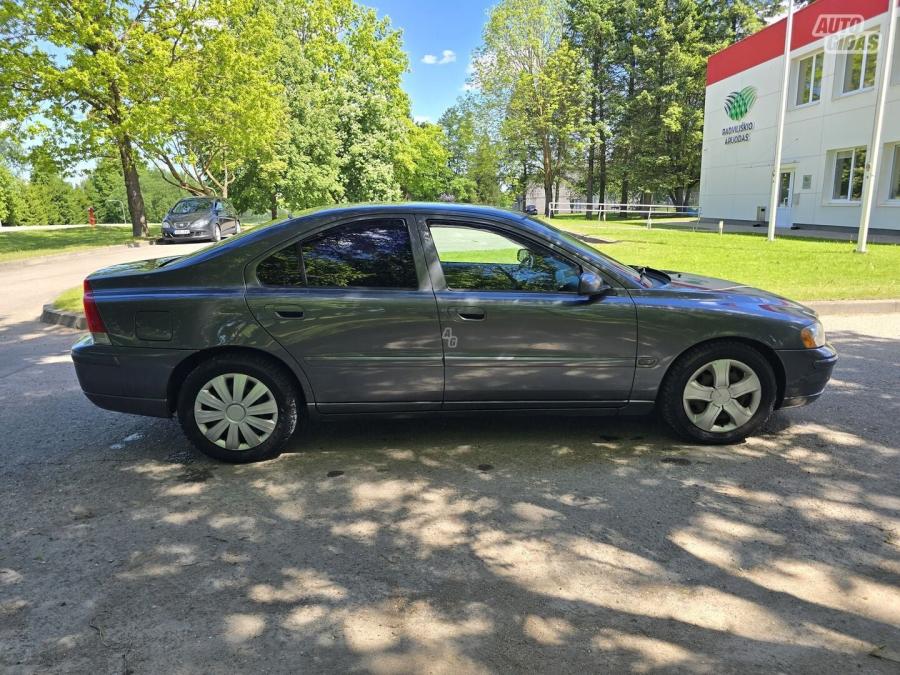 Volvo S60 2006 in Radviliskis, with an engine capacity of 2.40 L and mileage of 228 thousand km for 1150 €, photo 12 on AUTOMOTO.COM.LV