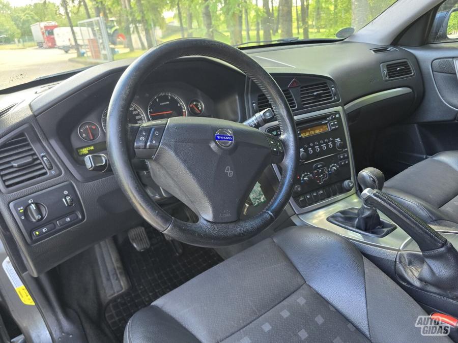 Volvo S60 2006 in Radviliskis, with an engine capacity of 2.40 L and mileage of 228 thousand km for 1150 €, photo 16 on AUTOMOTO.COM.LV