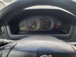 Volvo S60 2006 in Vilnius, with an engine capacity of 2.40 L and mileage of 340 thousand km for 2400 €, photo 12 on AUTOMOTO.COM.LV
