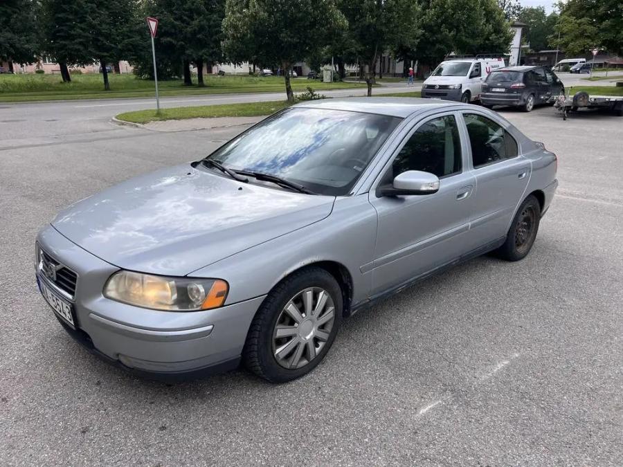 Volvo S60 2007 in Riga, with an engine capacity of 2.40 L and mileage of 385 thousand km for 950 €, photo 1 on AUTOMOTO.COM.LV