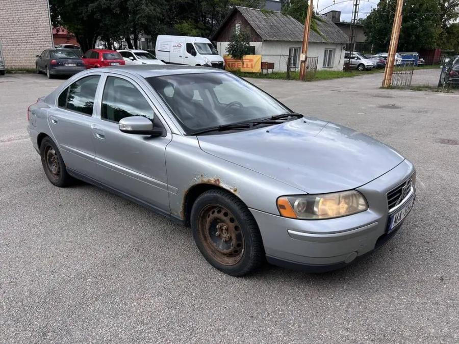 Volvo S60 2007 in Riga, with an engine capacity of 2.40 L and mileage of 385 thousand km for 950 €, photo 4 on AUTOMOTO.COM.LV