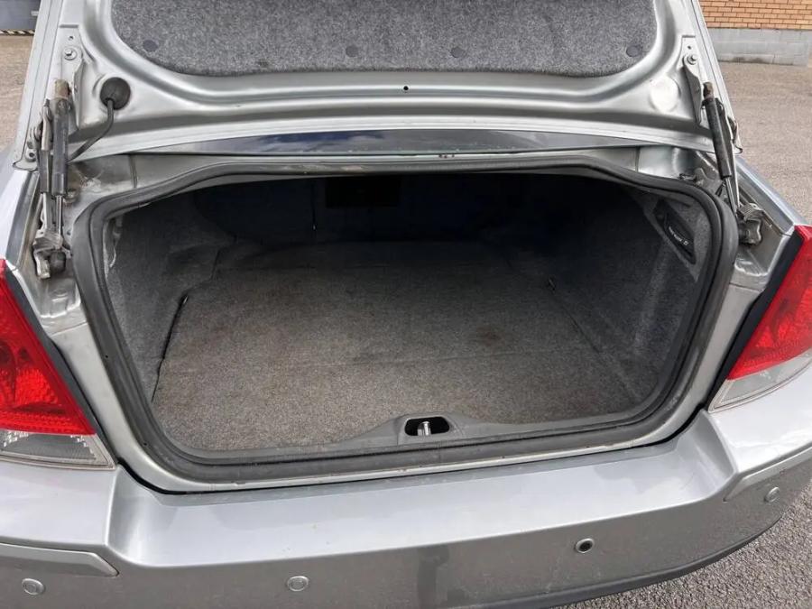 Volvo S60 2007 in Riga, with an engine capacity of 2.40 L and mileage of 385 thousand km for 950 €, photo 8 on AUTOMOTO.COM.LV