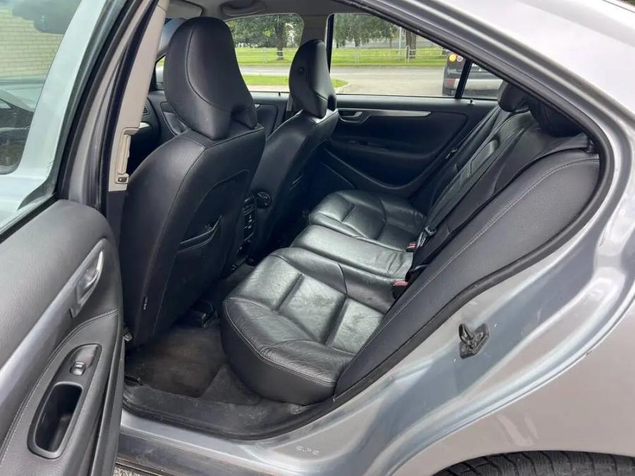 Volvo S60 2007 in Riga, with an engine capacity of 2.40 L and mileage of 385 thousand km for 950 €, photo 10 on AUTOMOTO.COM.LV