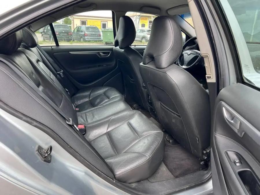 Volvo S60 2007 in Riga, with an engine capacity of 2.40 L and mileage of 385 thousand km for 950 €, photo 12 on AUTOMOTO.COM.LV