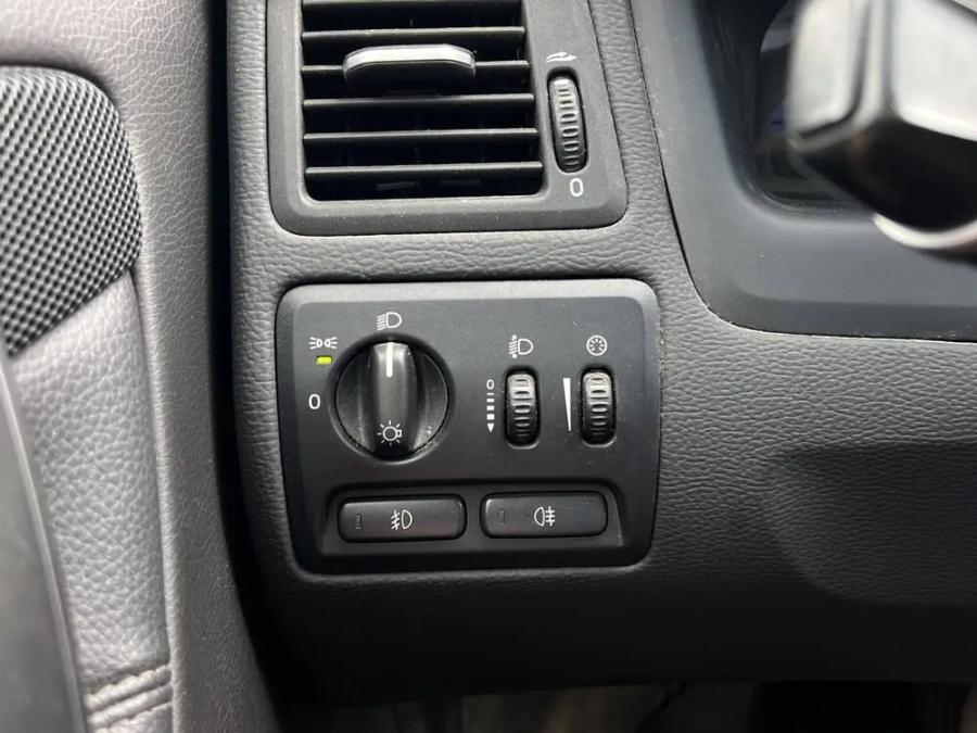 Volvo S60 2007 in Riga, with an engine capacity of 2.40 L and mileage of 385 thousand km for 950 €, photo 22 on AUTOMOTO.COM.LV