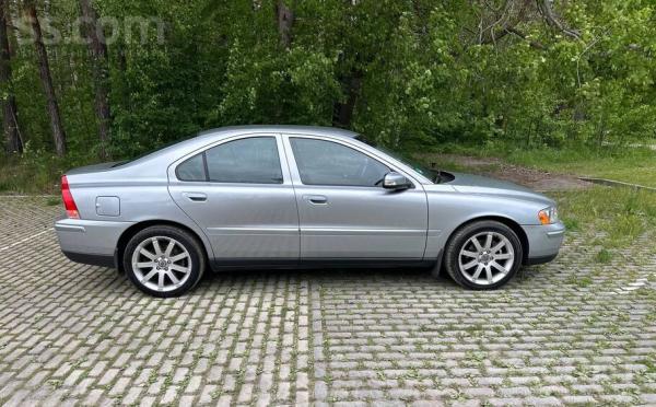 Volvo S60 2008 in Riga, with an engine capacity of 2.40 L and mileage of 286 thousand km for 3995 €, photo 4 on AUTOMOTO.COM.LV