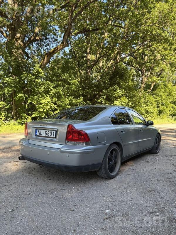 Volvo S60 2008 in Valmiera, with an engine capacity of 2.40 L and mileage of 380 thousand km for 4200 €, photo 4 on AUTOMOTO.COM.LV