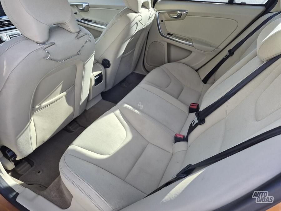 Volvo S60 2010 Viļņa, ar dzinēja tilpumu 2.40 L un nobraukumu 260 tūkst. km par 5950 €, foto 14 vietnē AUTOMOTO.COM.LV