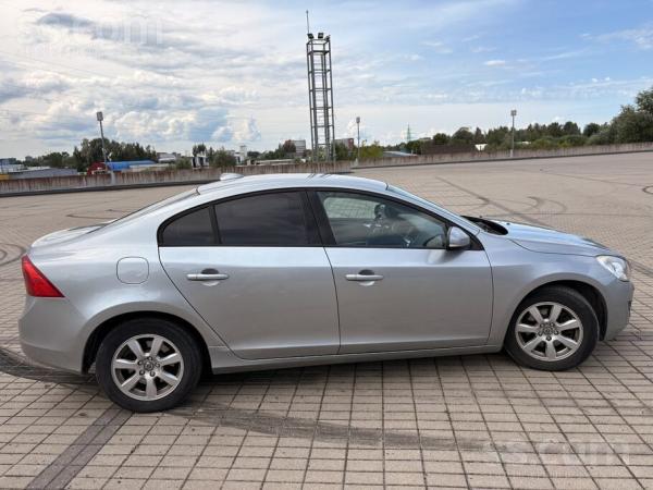 Volvo S60 2011 Rīga, ar dzinēja tilpumu 1.60 L un nobraukumu 266 tūkst. km par 5300 €, foto 4 vietnē AUTOMOTO.COM.LV