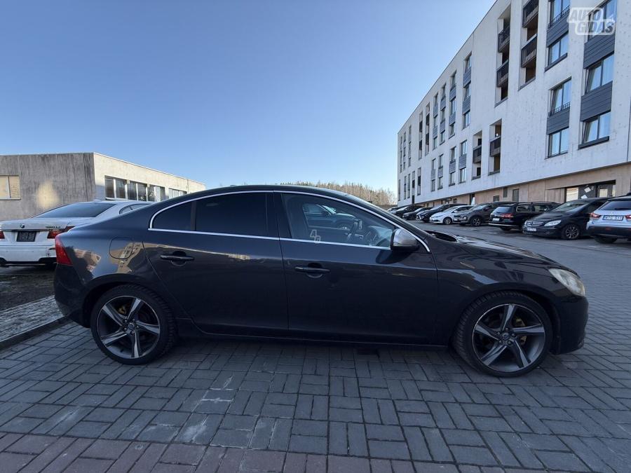Volvo S60 2011 in Vilnius, with an engine capacity of 2.00 L and mileage of 282 thousand km for 6200 €, photo 4 on AUTOMOTO.COM.LV