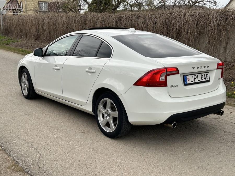 Volvo S60 2013 Mažeikiai, ar dzinēja tilpumu 2.50 L un nobraukumu 212 tūkst. km par 5600 €, foto 5 vietnē AUTOMOTO.COM.LV