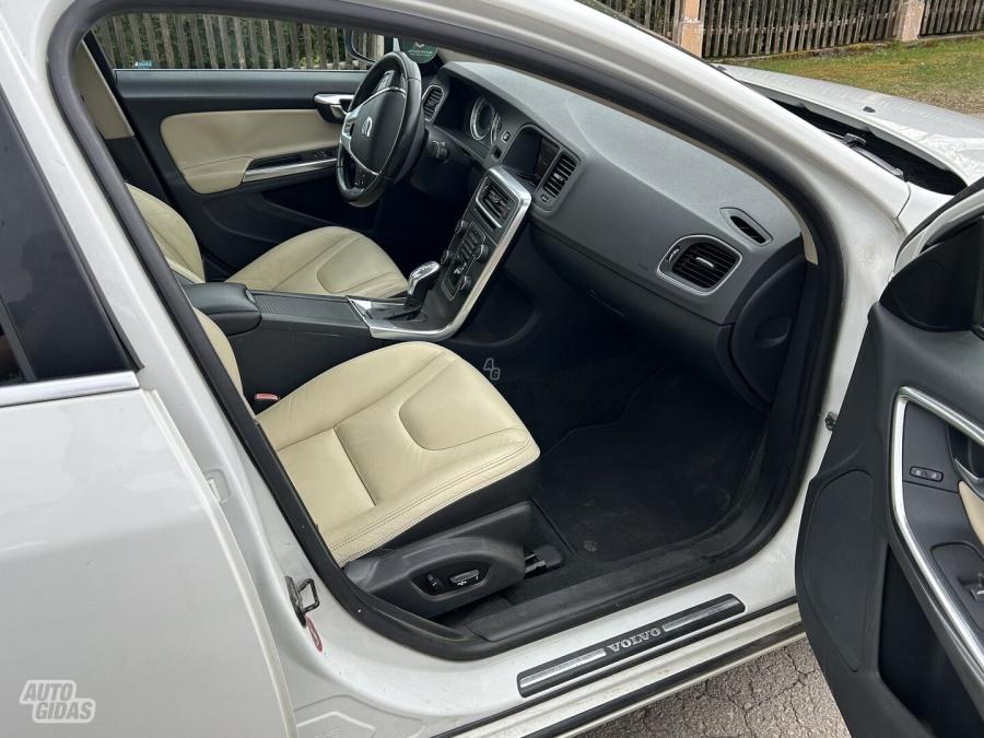 Volvo S60 2013 in Mazeikiai, with an engine capacity of 2.50 L and mileage of 212 thousand km for 5350 €, photo 8 on AUTOMOTO.COM.LV